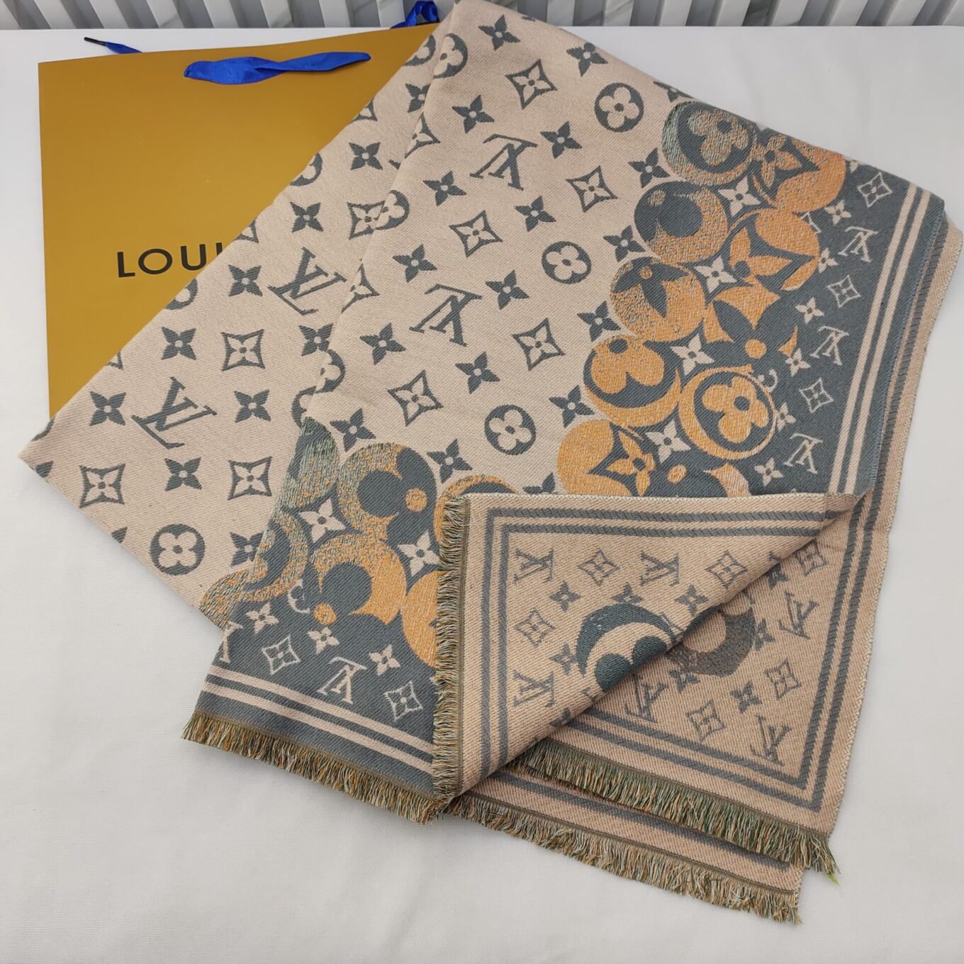 Louis Vuitton Wollen Stole - TheLuxuryTag